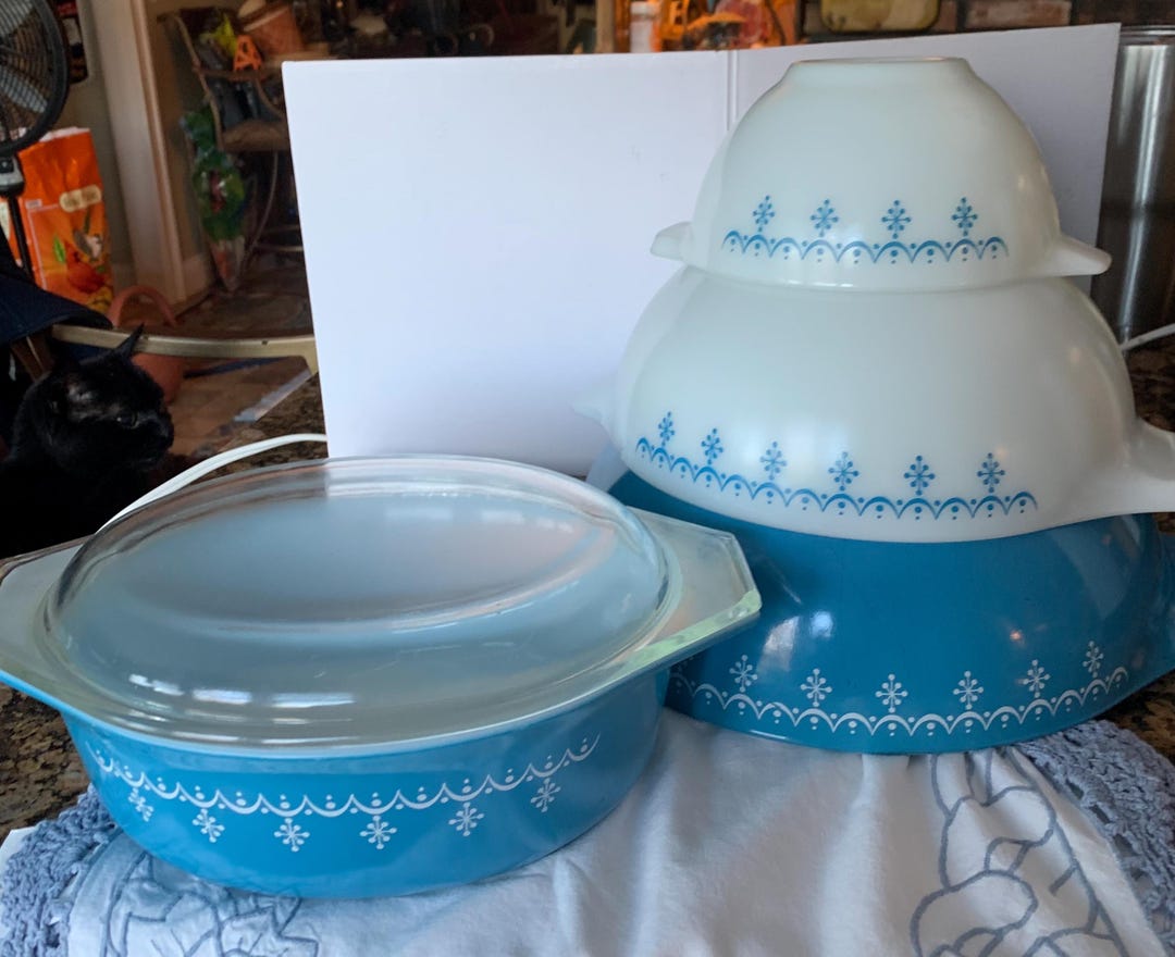 Five Pieces of Pyrex - Three Vintage Pyrex Snowflake Garland Cinderella ...