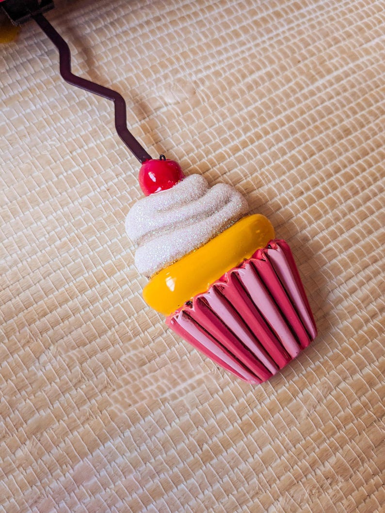 Allen Designs Enesco Vintage Style Mixer With Cupcake Sculpted Pendulum ...