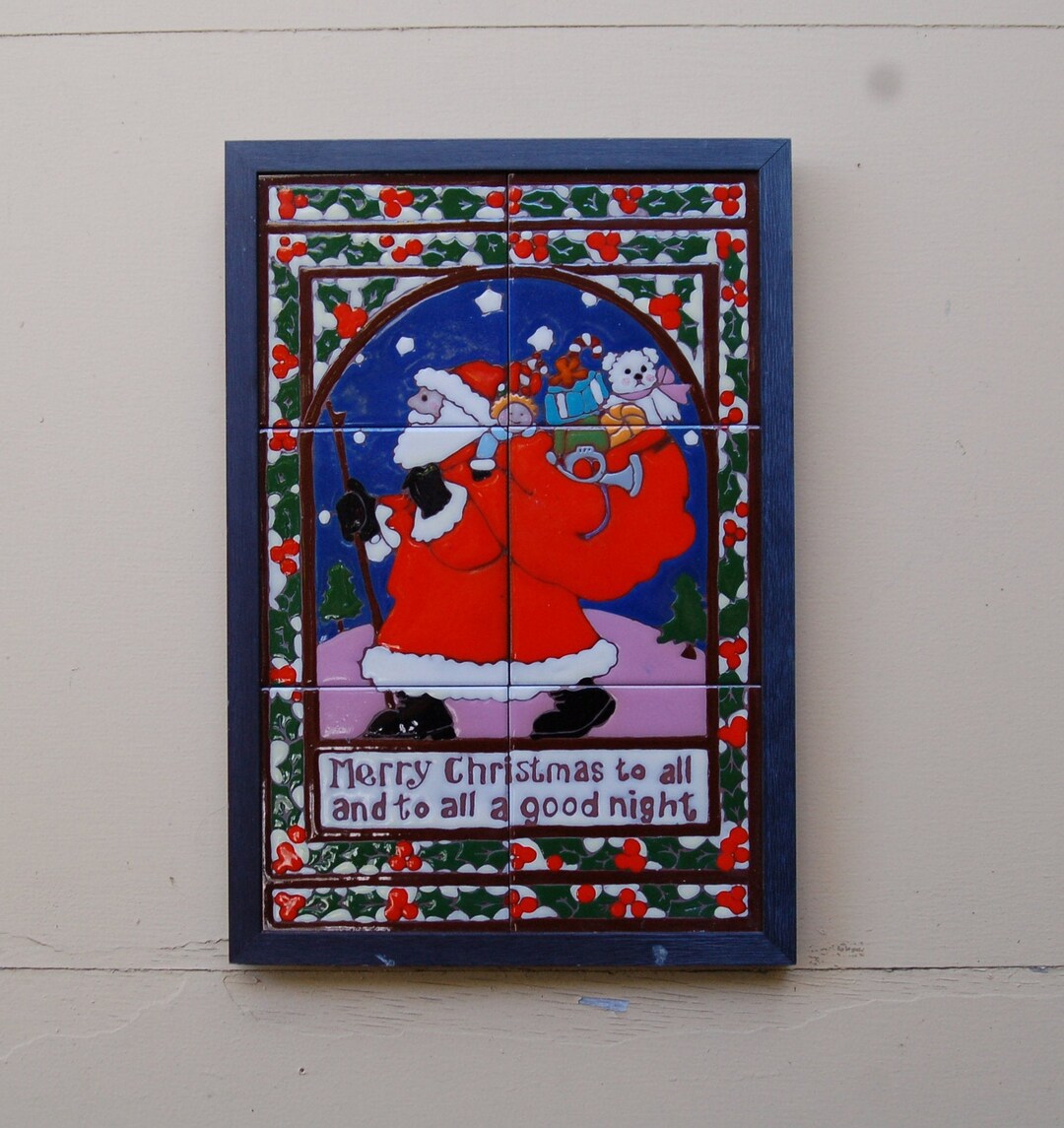 Papá Noel caminando en la nieve con su bolsa de juguetes rodeada de ...