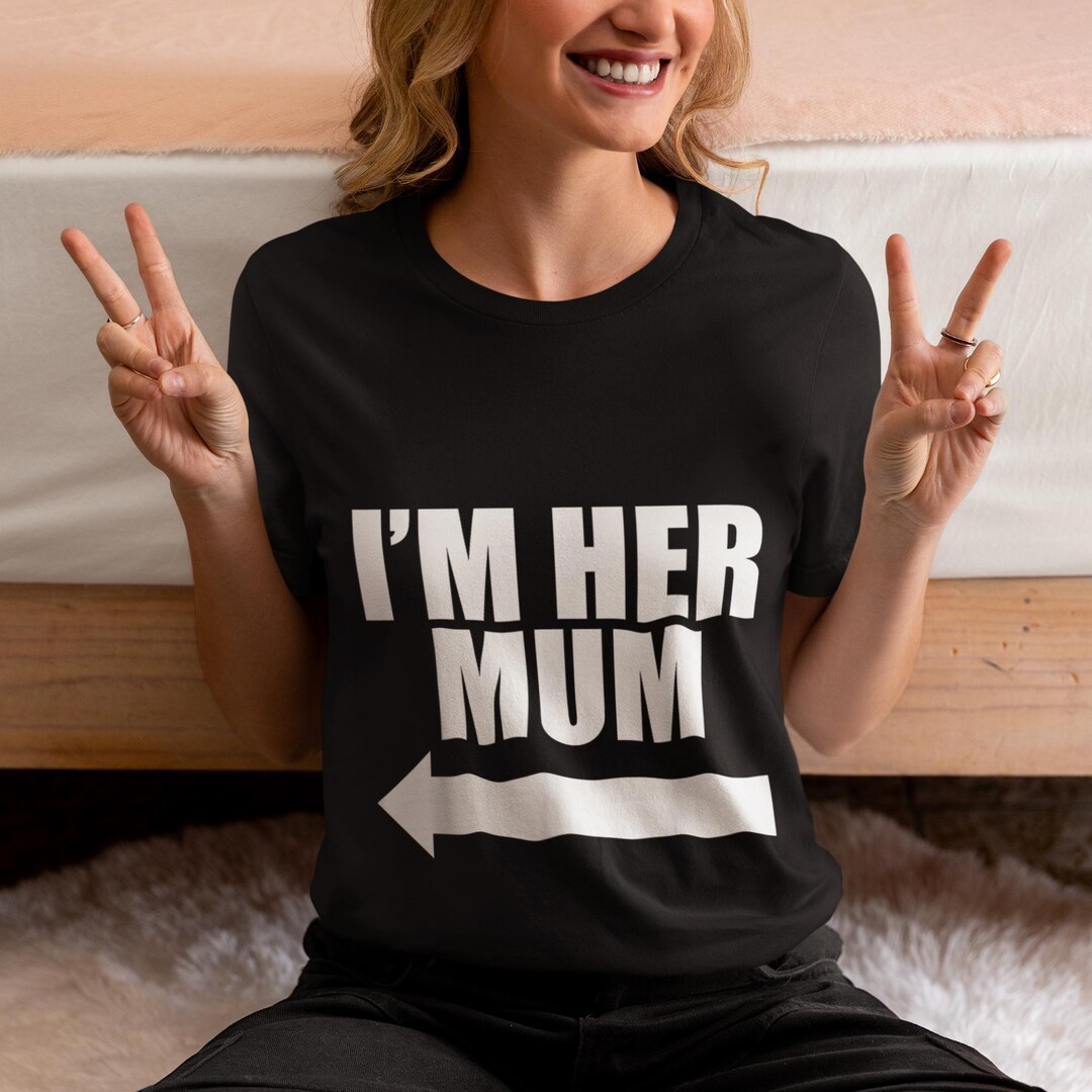 I’m Her Mum PNG Matching Family Shirt Design, Bold Text Arrow ...