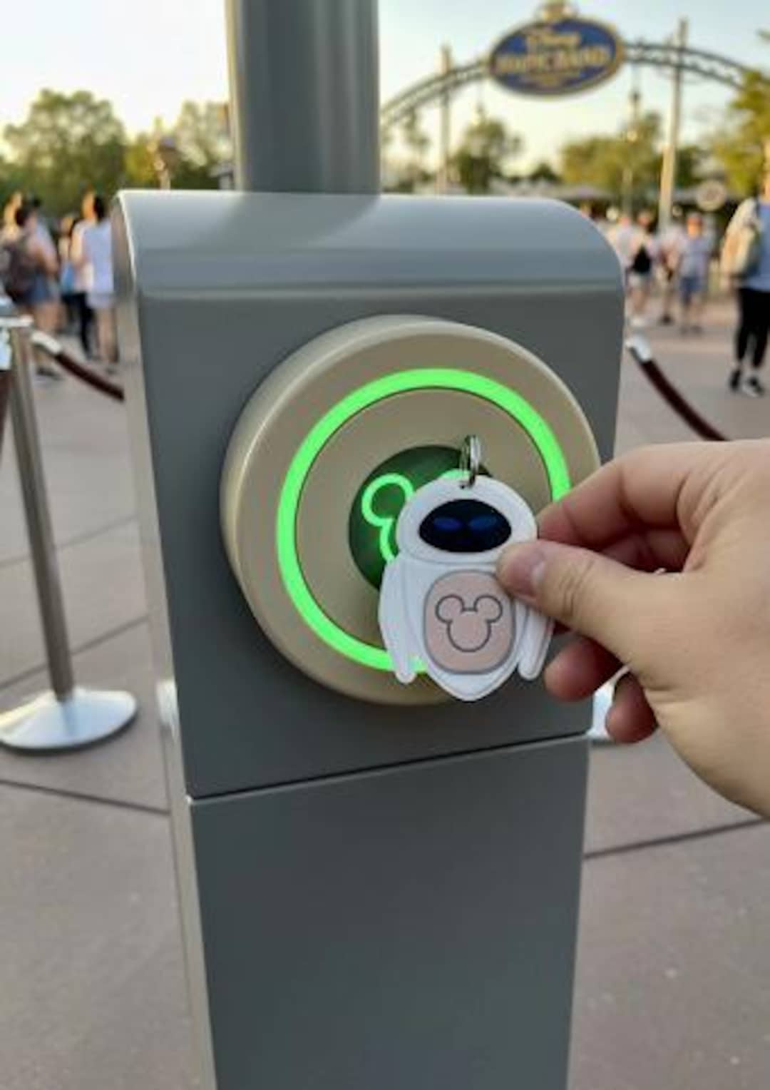 EVE Disney Magicband+ Plus Holder Magic Band Puck Pals Plus Holder ...