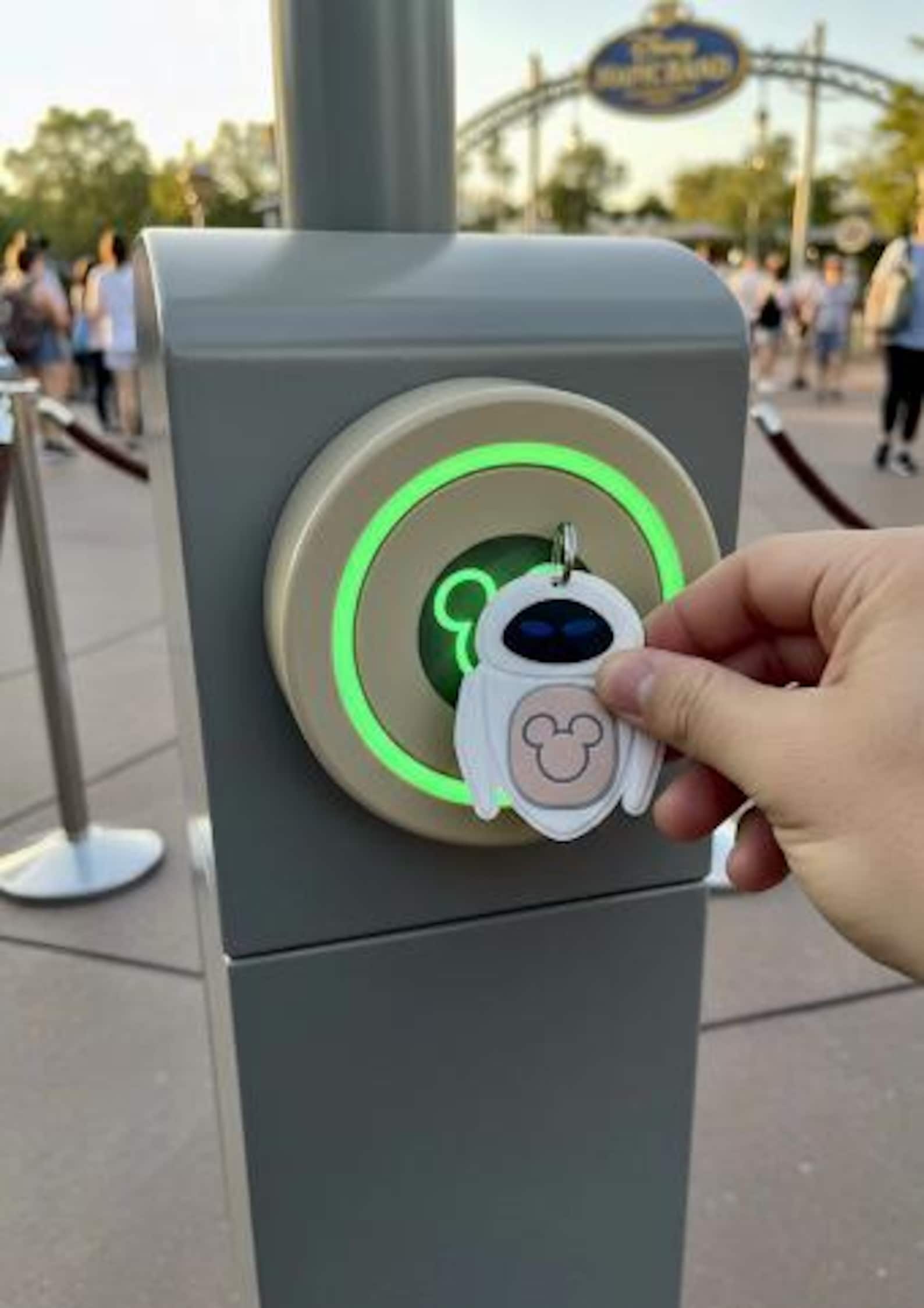 EVE Disney Magicband+ Plus Holder Magic Band Puck Pals Plus Holder ...