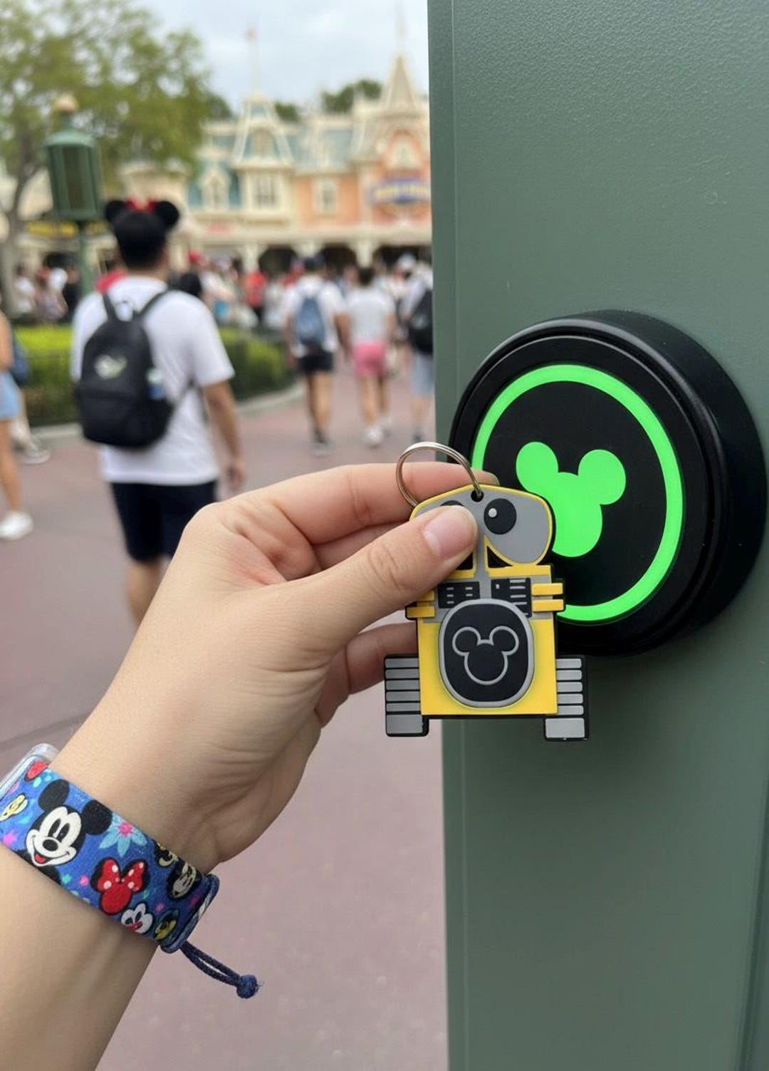 Wall E Disney Magicband+ Plus Holder Magic Band Puck Pals Plus Holder ...
