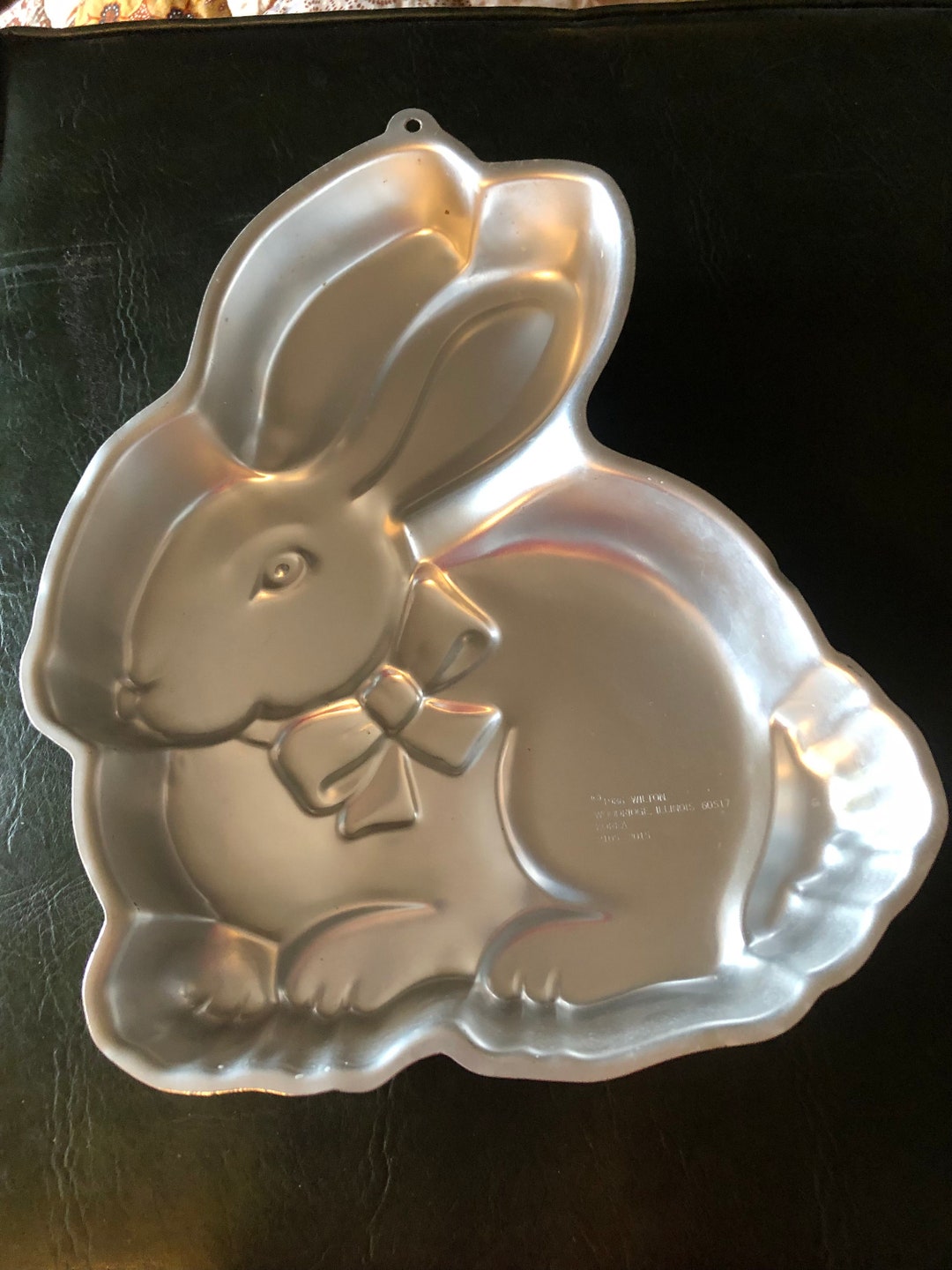 6766 Wilton Rabbit Shaped Aluminum Cake Pan 2105-2015 Holiday Easter ...