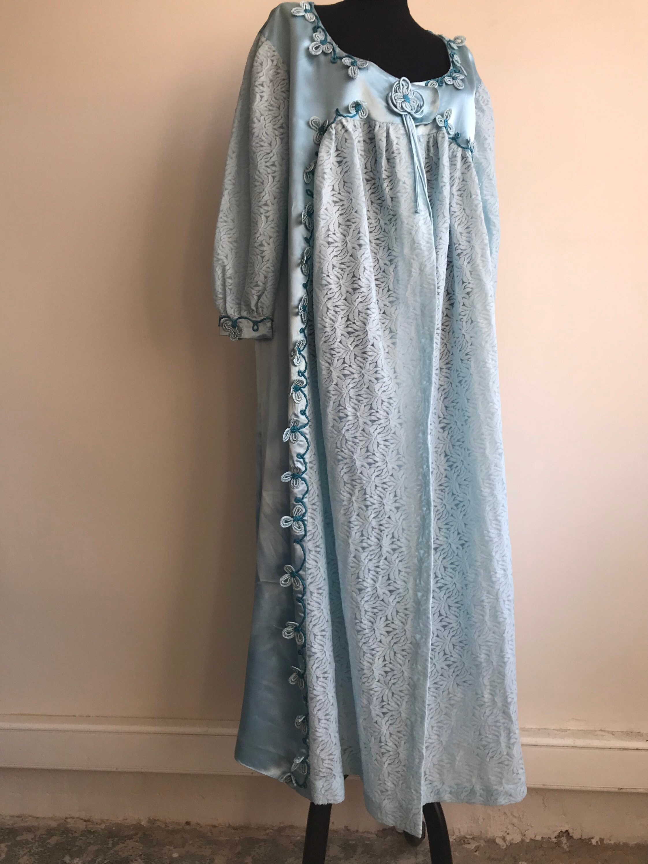 1970s Vintage Baby Blue Robe / Shabby Chic Soft Blue Morning Robe ...