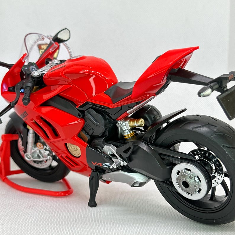 Ducati Panigale V4 Diecast Motorcycle Model | Light up | 1/9 Scale Red ...