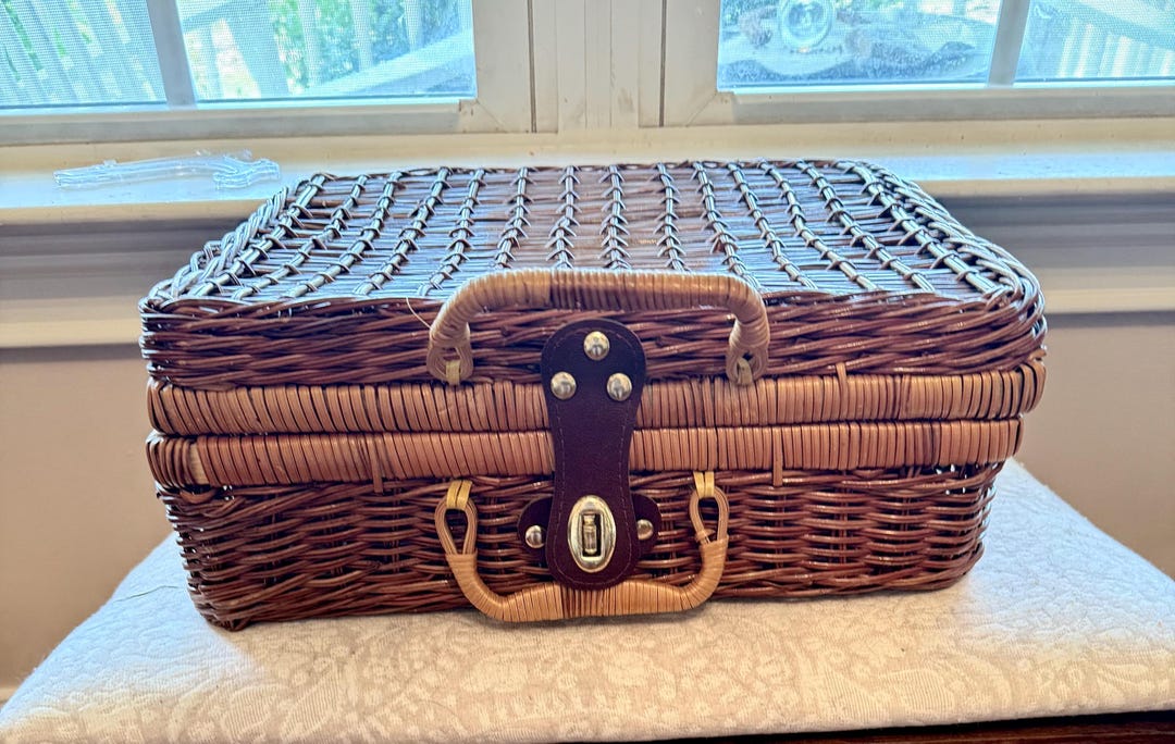 Vintage Wicker Picnic Basket Handles Leather Twist Lock Closure 14x15 ...