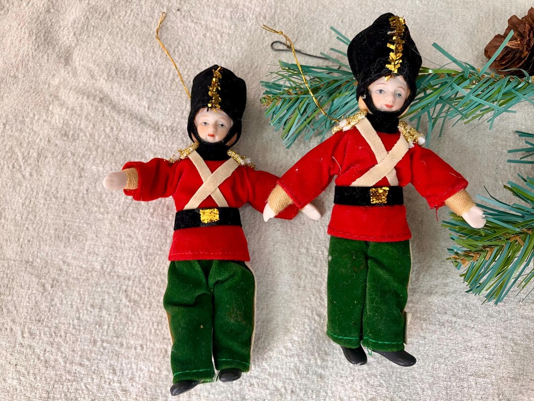 2 British Royal Palace Guards Ornaments Soldiers Porcelain Head Hands ...