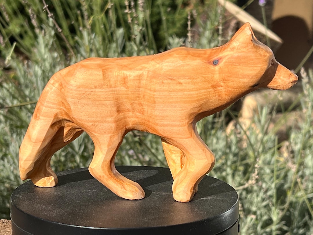Loup totem en bois – symbole de protection et de liberté – sculpture ...