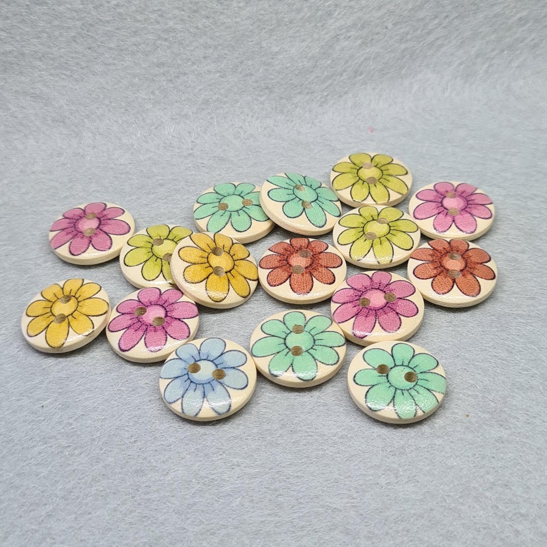 9x CUTE FLOWER BUTTONS, Painted Round Wooden Craft Buttons, 15mm 2-hole ...