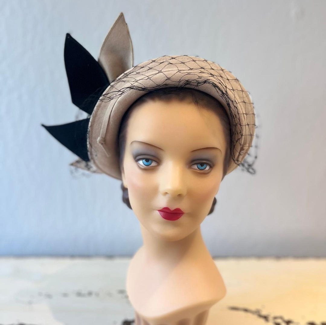 Her Well Known Dramatic Style Vintage 1940s 1950s Classic Beige & Black ...