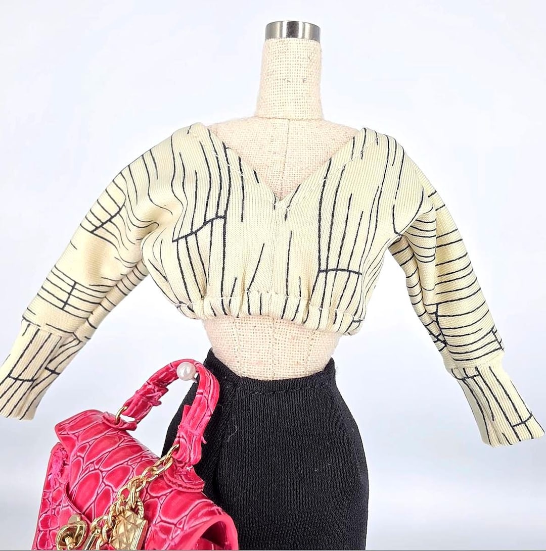 Billowy Midrif Baring V-neck Long Sleeve Top Paired With a Simple Black ...
