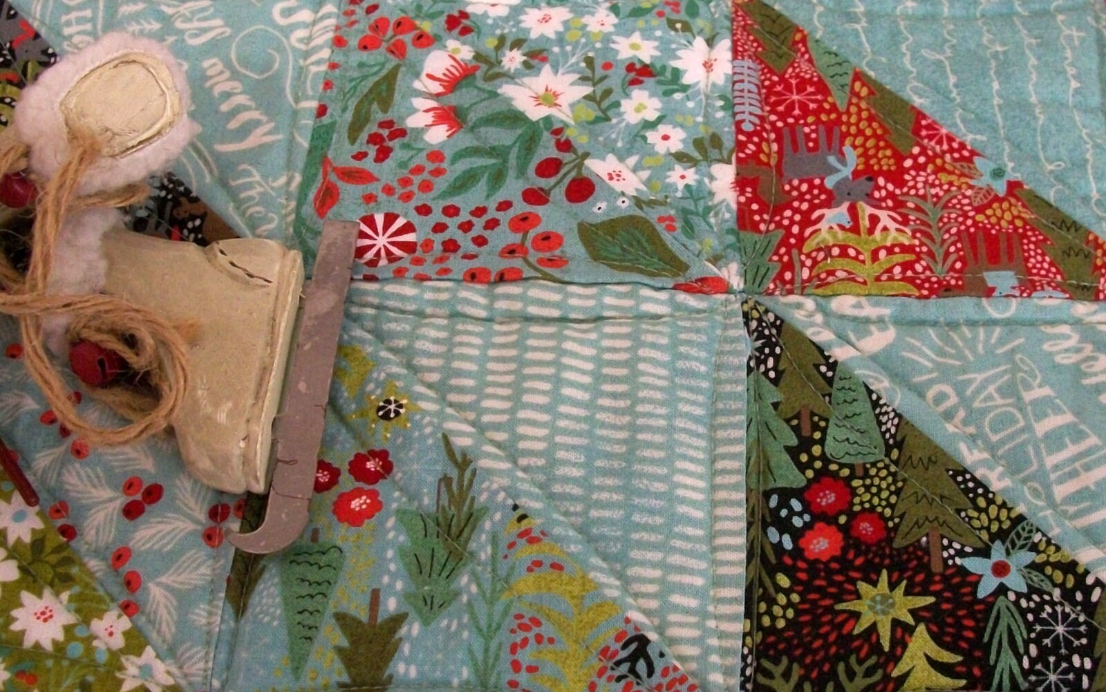 Christmas Table Runner Woodland Juniper Berries Trees Wildlife Quilted ...