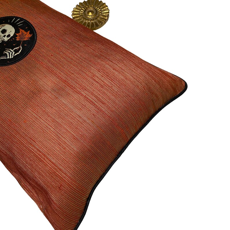 Almohada lumbar de seda con diseño de calavera y esqueleto: bordado de ...