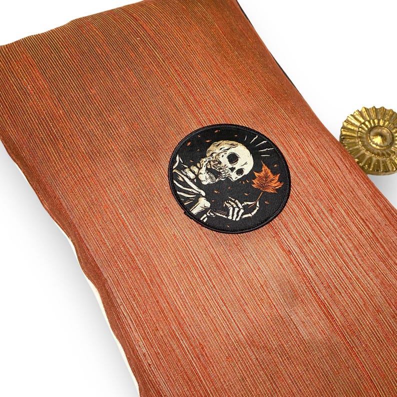 Almohada lumbar de seda con diseño de calavera y esqueleto: bordado de ...