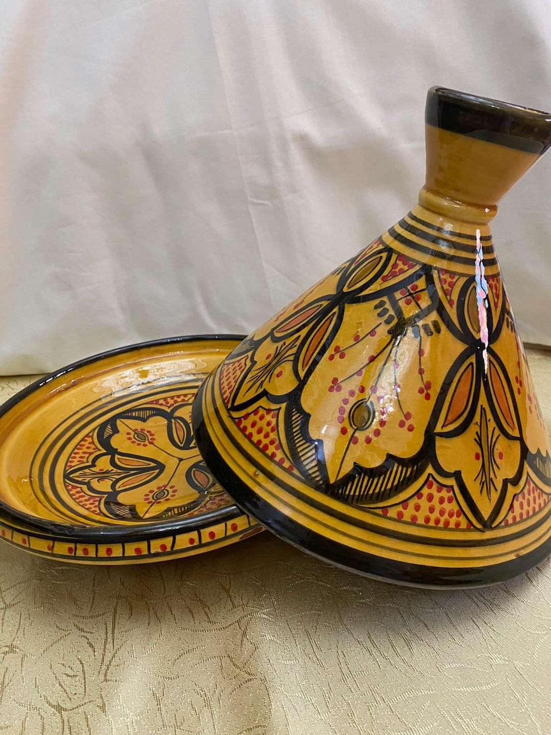 Tajine Marocain Traditionnel Décoré De Couleurs Vives Qui Reflètent La ...