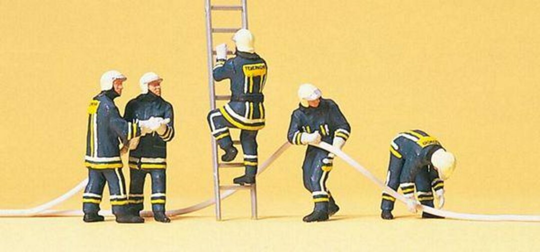 Preiser 10485 HO Scale Unpainted Figure Set -- Putting Out Fire Pkg(5 ...
