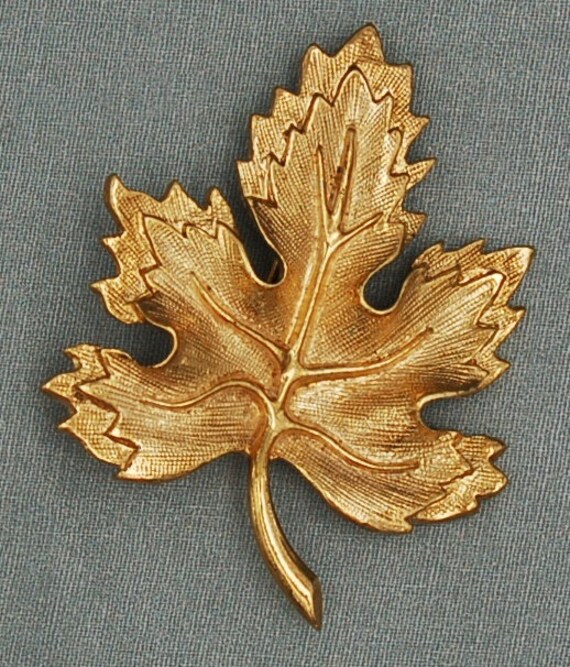 Vintage Detailed Leaf Brooch Gem