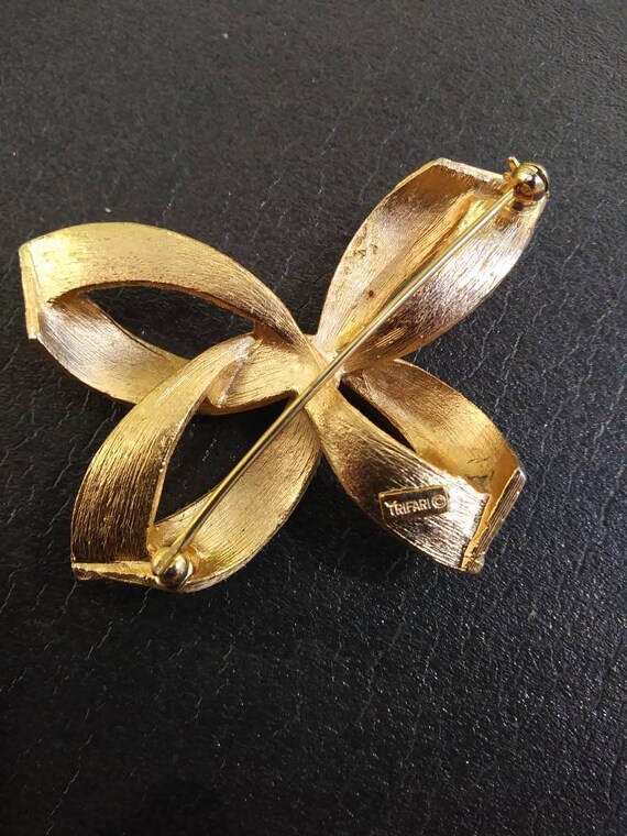 Trifari Signed Contemporary Golden Pin Brooch - Gem