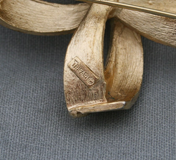 Trifari Signed Contemporary Golden Pin Brooch - Gem