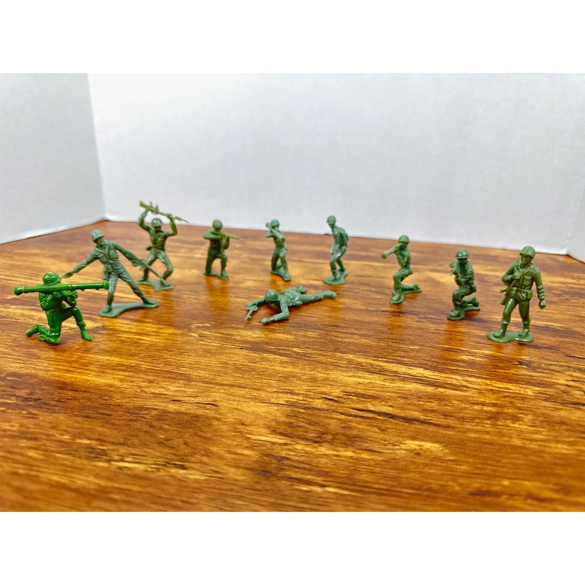 Vintage Green Plastic Army Men Figurines - Set of 10 Soldiers With ...