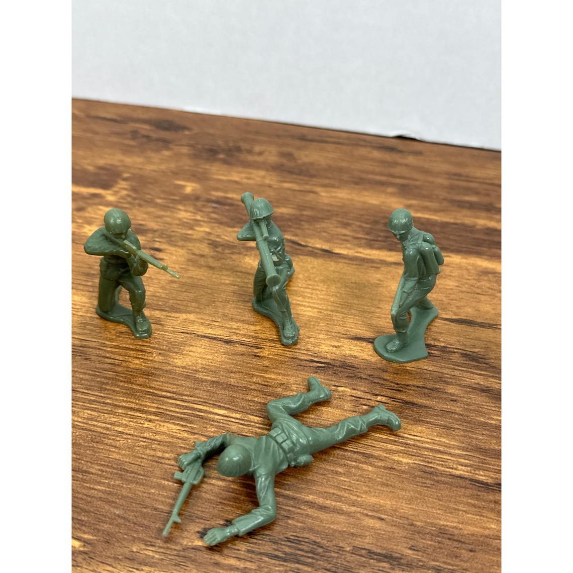 Vintage Green Plastic Army Men Figurines - Set of 10 Soldiers With ...