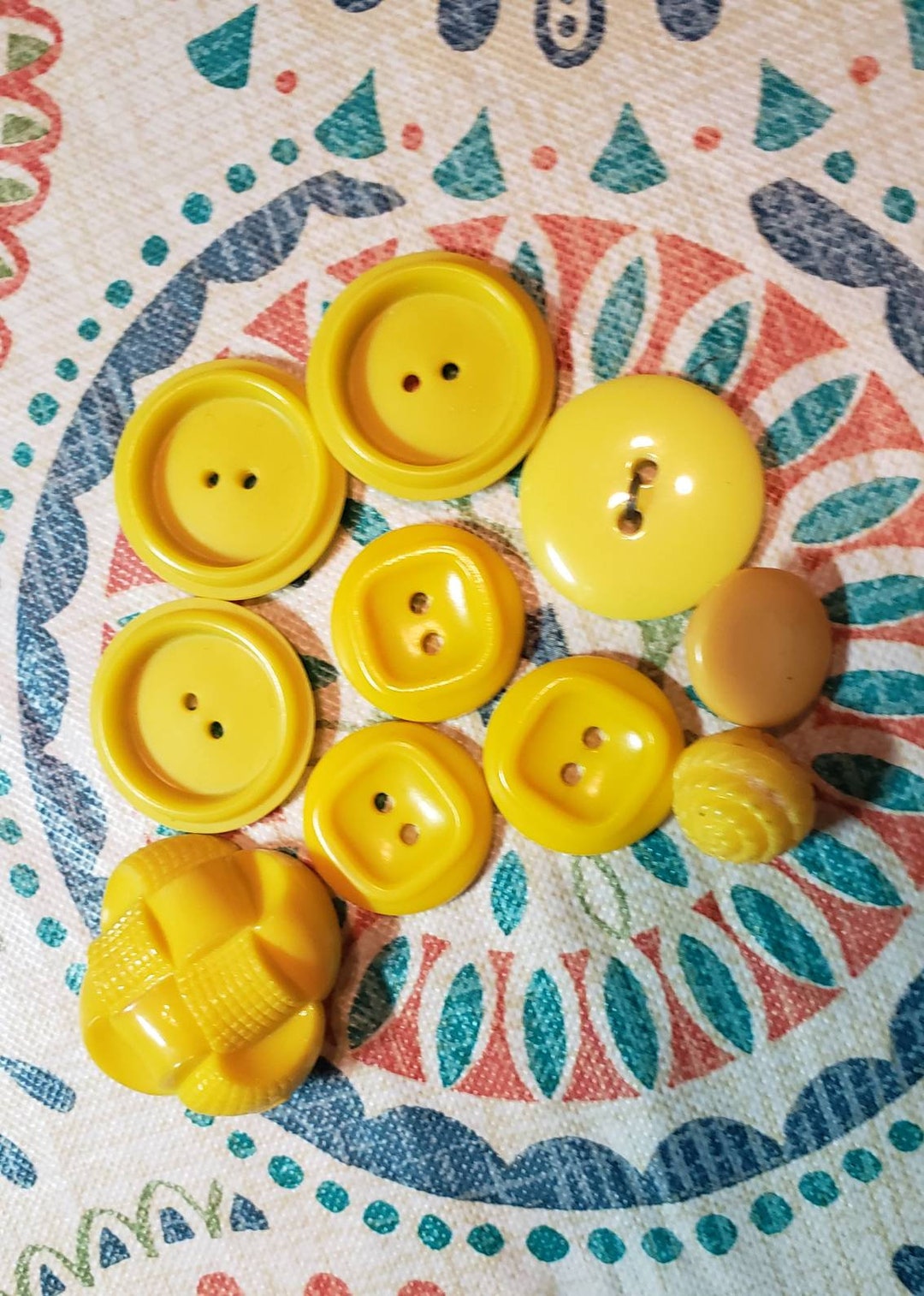 Vintage Round Buttons, Yellow, Mustard, Gold, Plastic, Bakelite ...