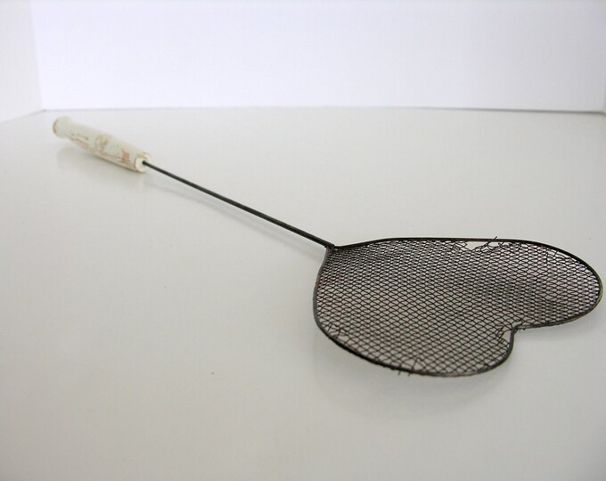 Vintage Fly Swatter: Heart Shaped, Wire, White Wood Handle - Etsy