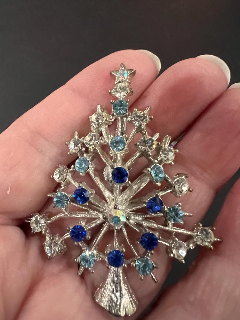 Vintage Christmas Tree Pins: Signed Designer Holiday Brooches JJ, OTC ...
