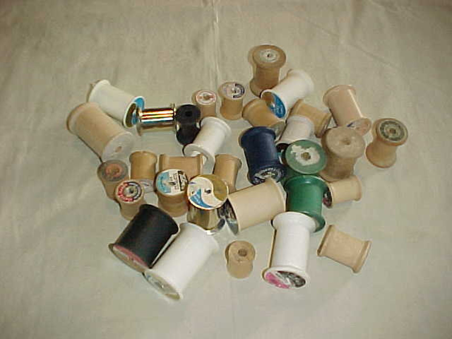 32 Wood and Plastic Sewing Thread Spools for Crafts - Etsy