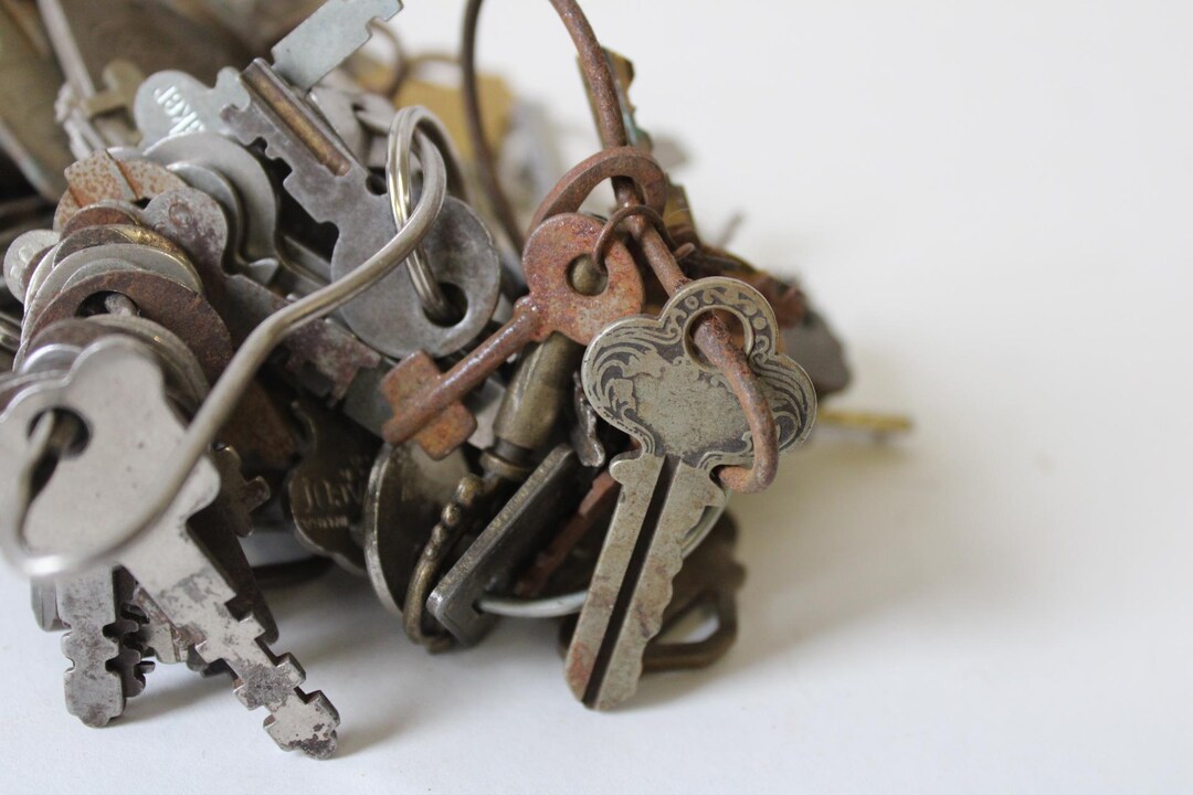 Whole Bunch of Vintage Keys Hardware Salvage Lock Door Car Keys ...