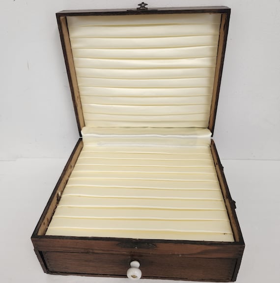 Vintage Early 1900's Wooden Storage Box Lined in Sati… - Gem