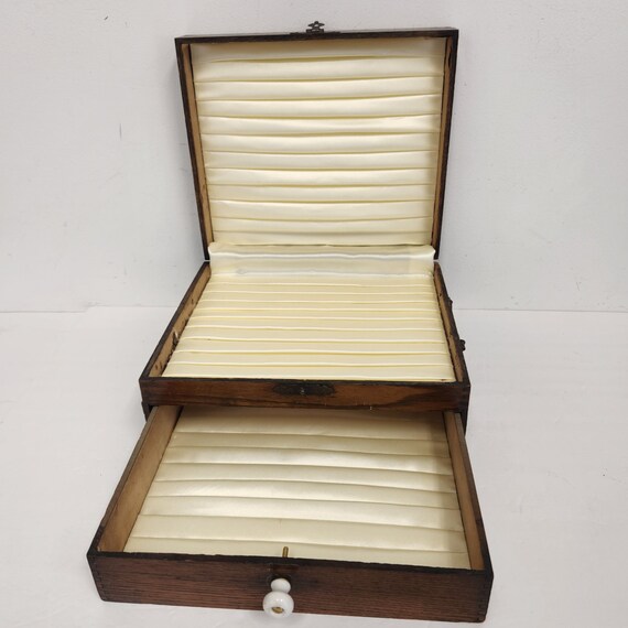 Vintage Early 1900's Wooden Storage Box Lined in Sati… - Gem