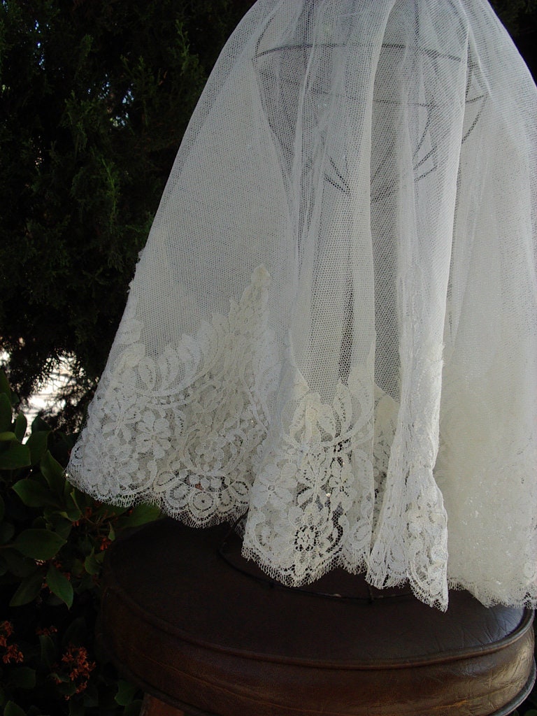 Short Circular Wedding Veil With Chantilly Lace Edging and Cap - Etsy