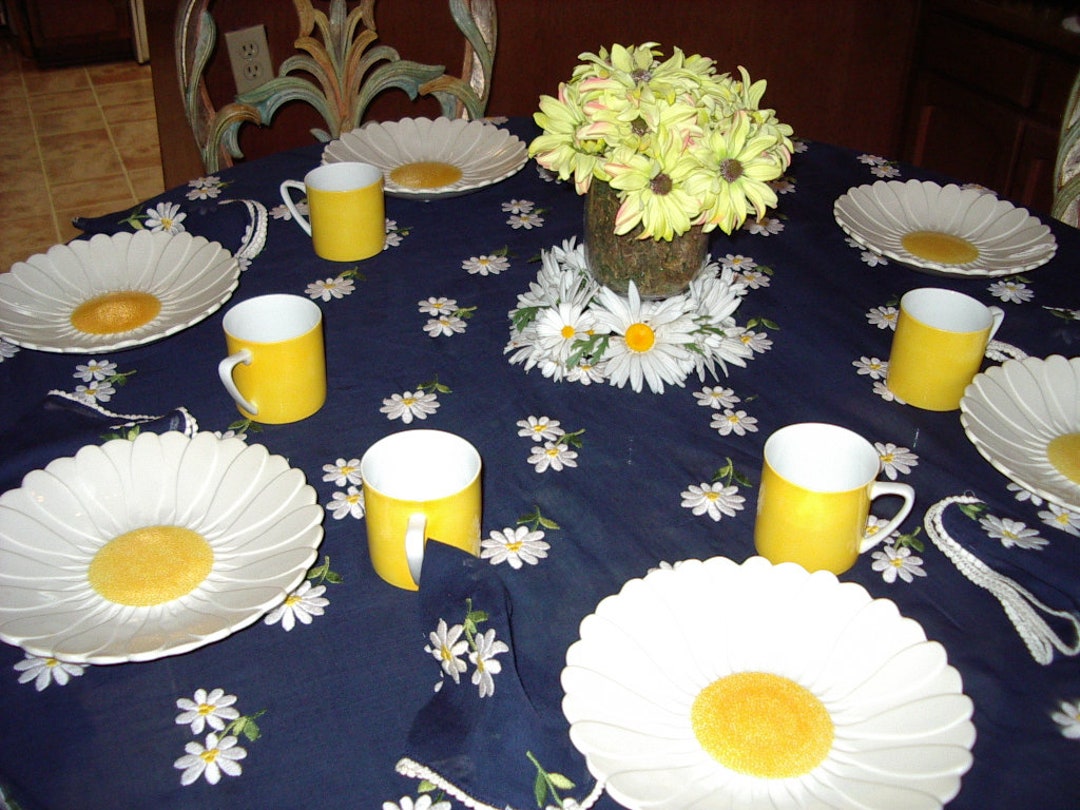 Ladies Luncheon French Daisy Plates With Embroidered Tablecloth/napkins ...