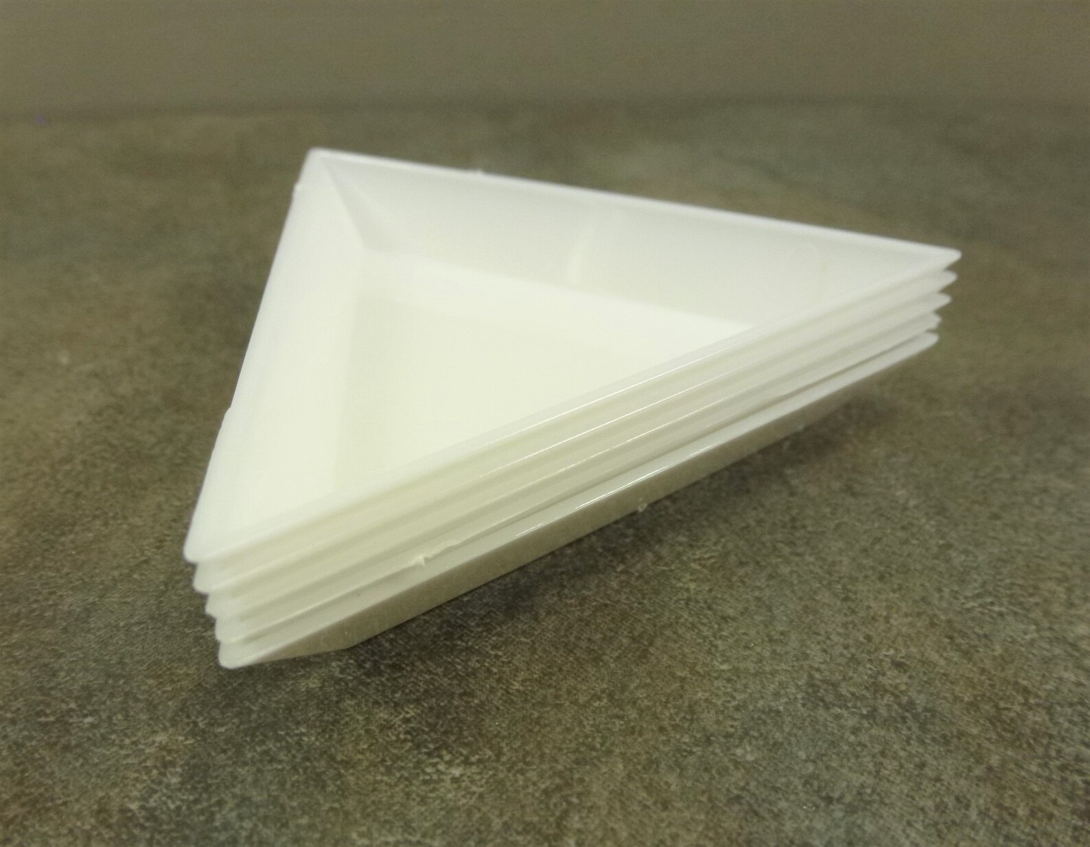 10pc Plastic Sorting Trays, White, Stackable, 73mm Triangle, for Beads ...