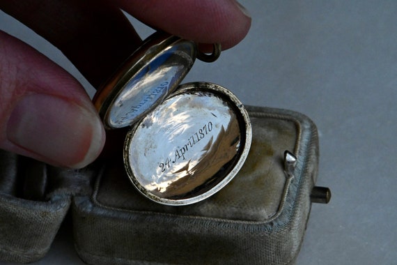 Antique Victorian 1870s memento mori locket with hair… - Gem