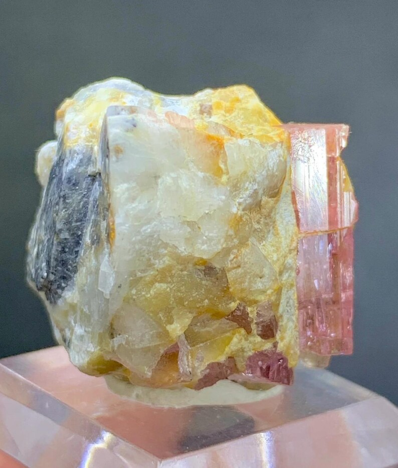 Spécimen de topaze fluorescente de couleur rose naturelle provenant de ...