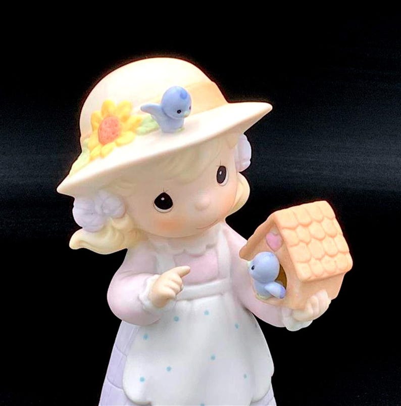 Figura de niña Precious Moments con pajarera de pájaros azules y ...