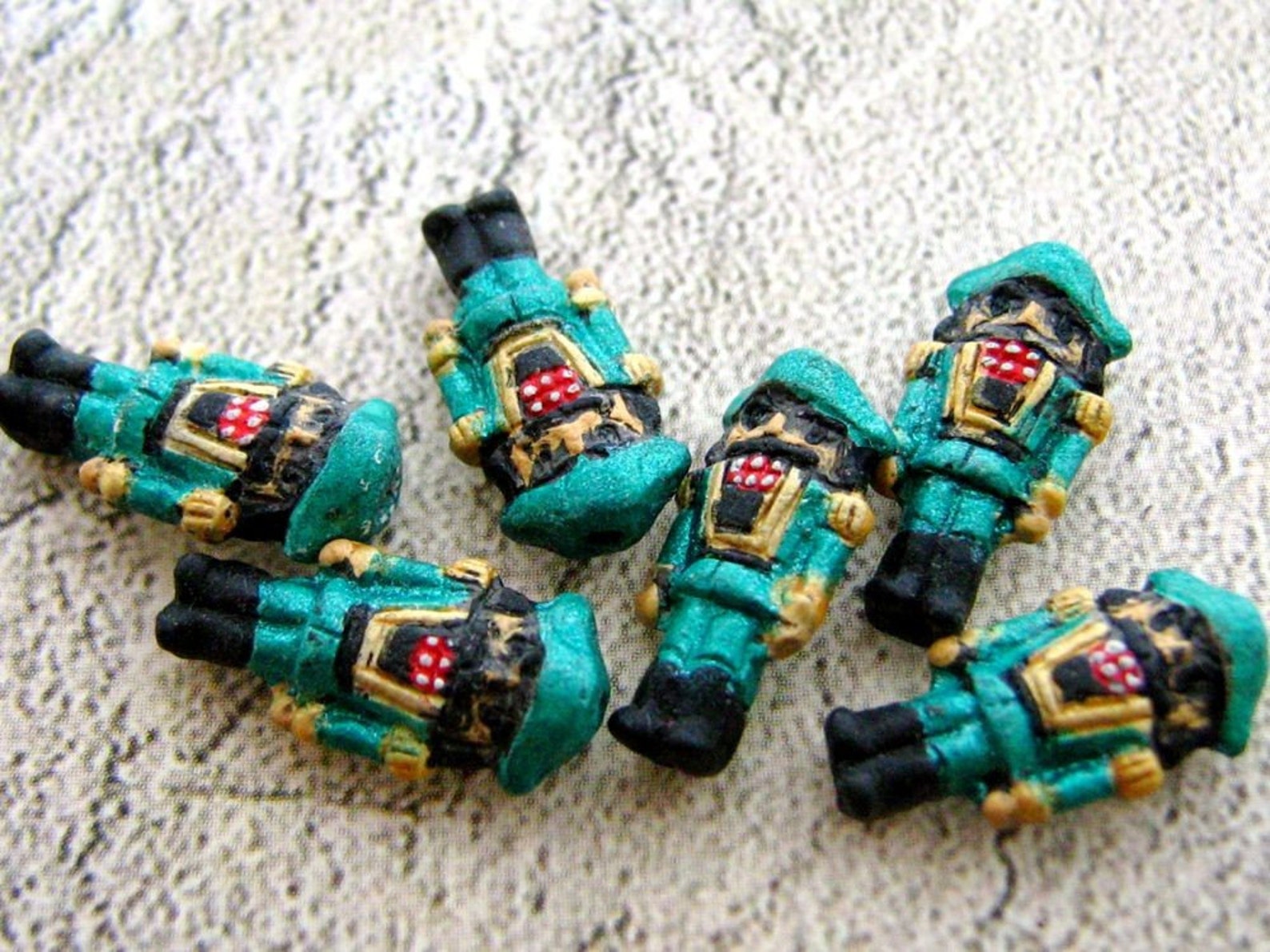 20 Tiny Nutcracker Beads Green Glazed CB506 - Etsy
