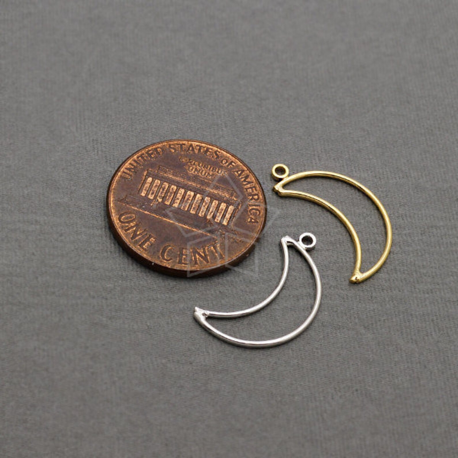 PD-1914-GD / 4 Pcs Thin Wire Crescent Moon Pendant s-size | Etsy
