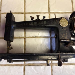 Antique Sewing Machine - "peerless" Made by the Chicago Sewing Machine ...