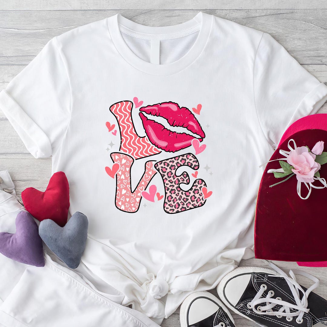 Maglietta con stampa leopardata e labbra d'amore per San Valentino ...