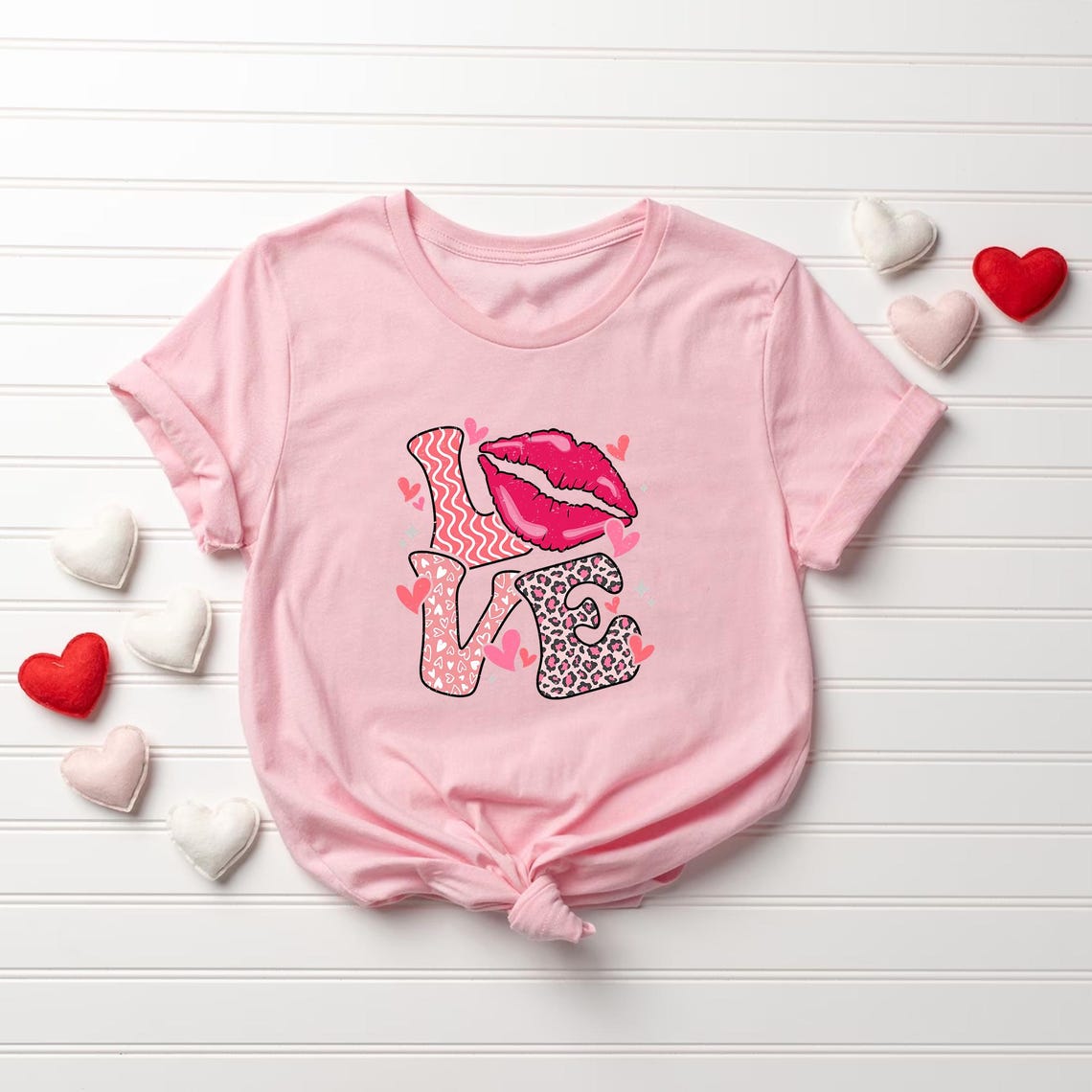 Maglietta con stampa leopardata e labbra d'amore per San Valentino ...