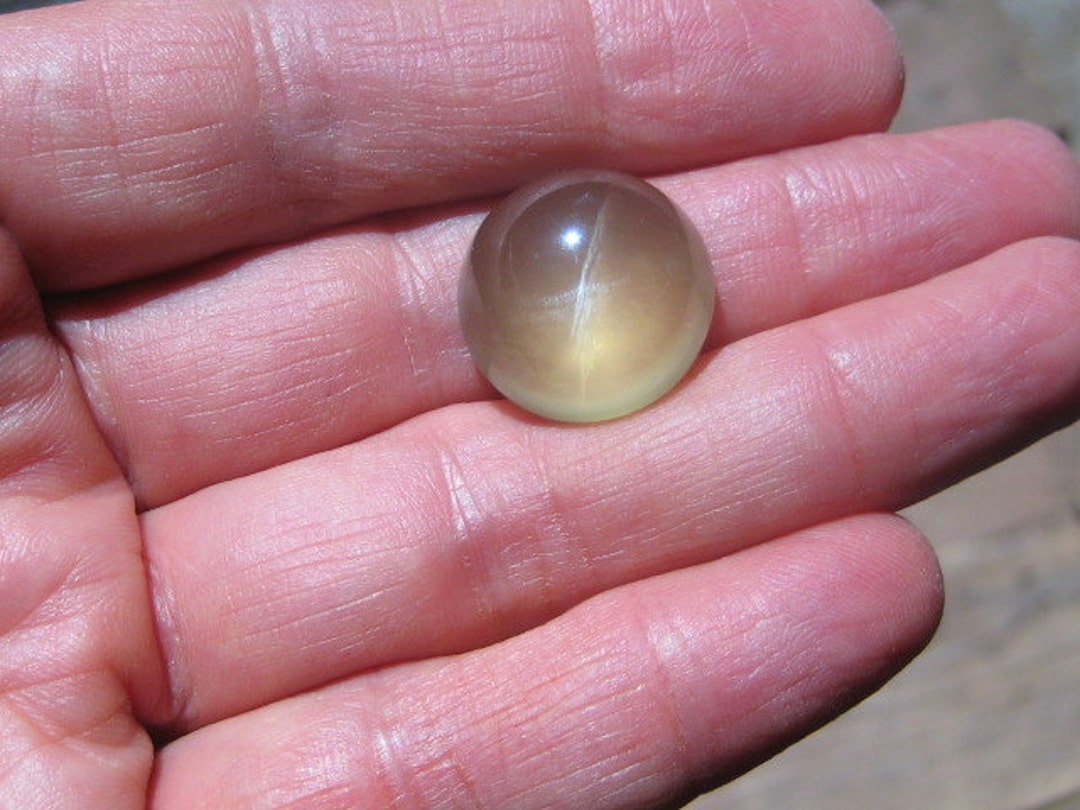Defined Star Effect .... Star Citrine Cab ..................... 18 Mm ...