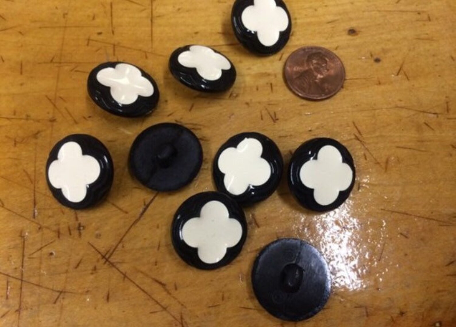 Medium Button in Black and Ivory Plastic Button Sewing Button 20mm 3/4 Inch- 6 Buttons Fashion ...