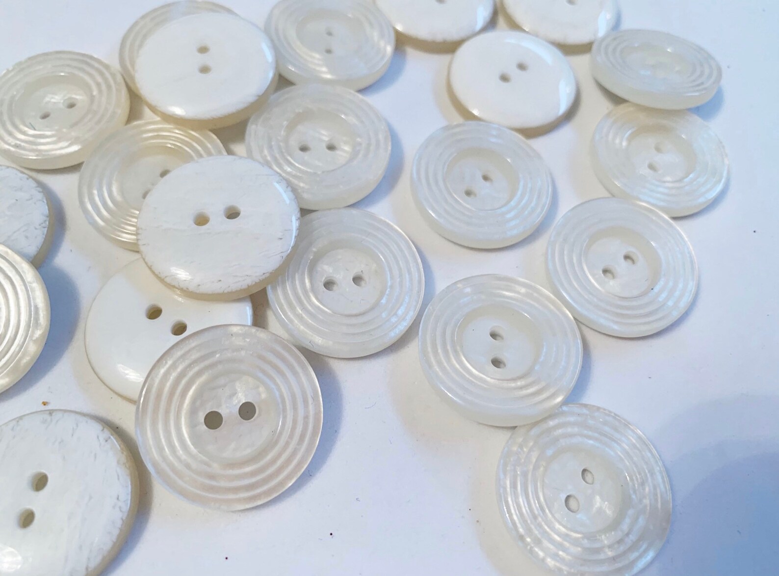Medium Buttons Ivory 2 Holebutton With Trimming Ridge Finish Sewing ...