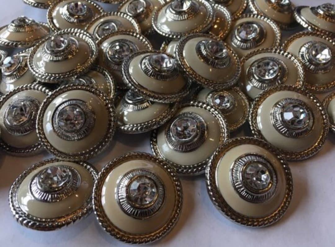 Plata Botones de tamaño medio botón de metal plateado con centro claro ...