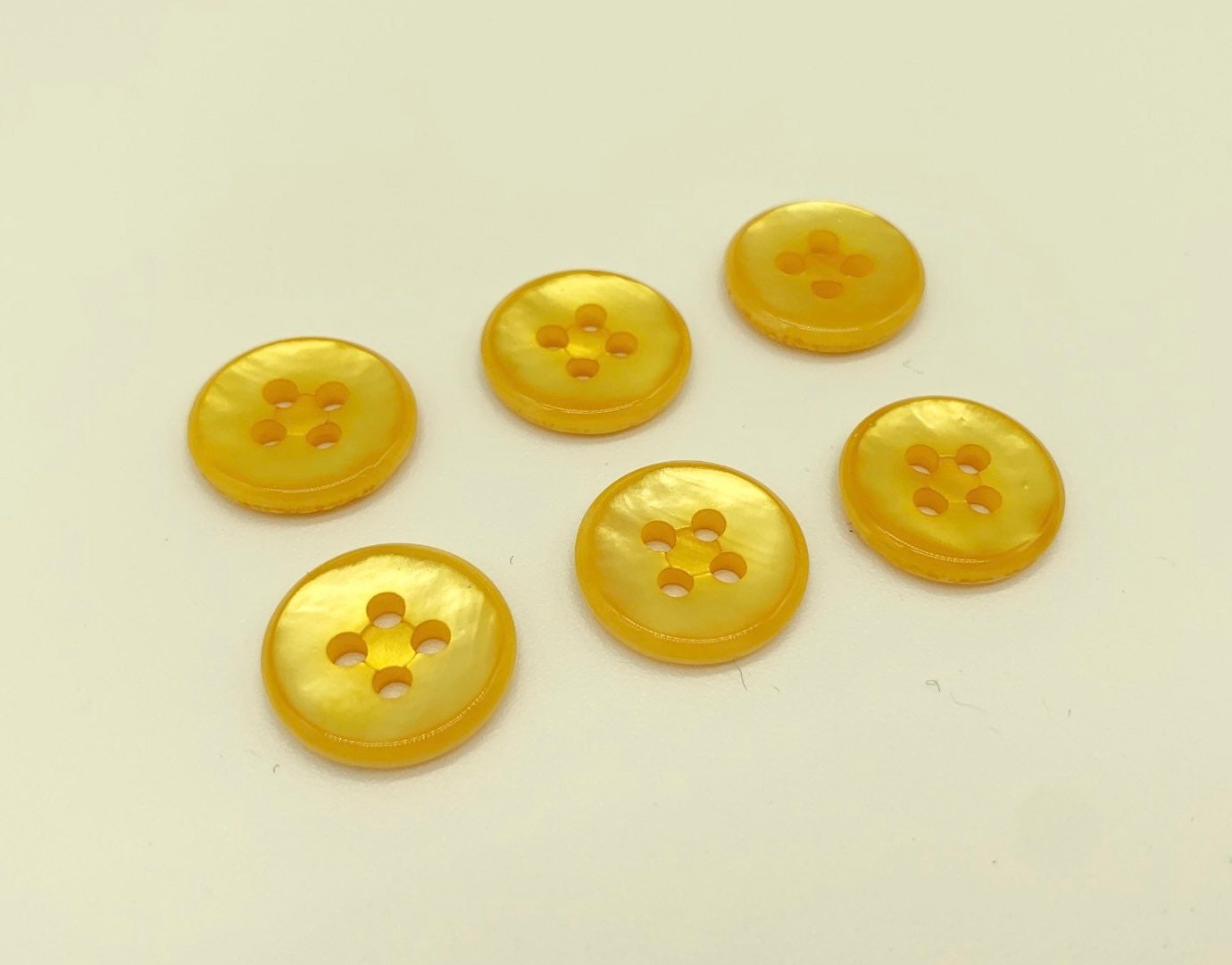 Kleiner Knopf golden orange/gelb glänzend Finish Kunststoff | Etsy