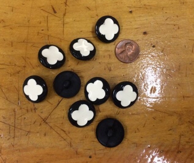 Medium Button in Black and Ivory Plastic button Sewing button | Etsy